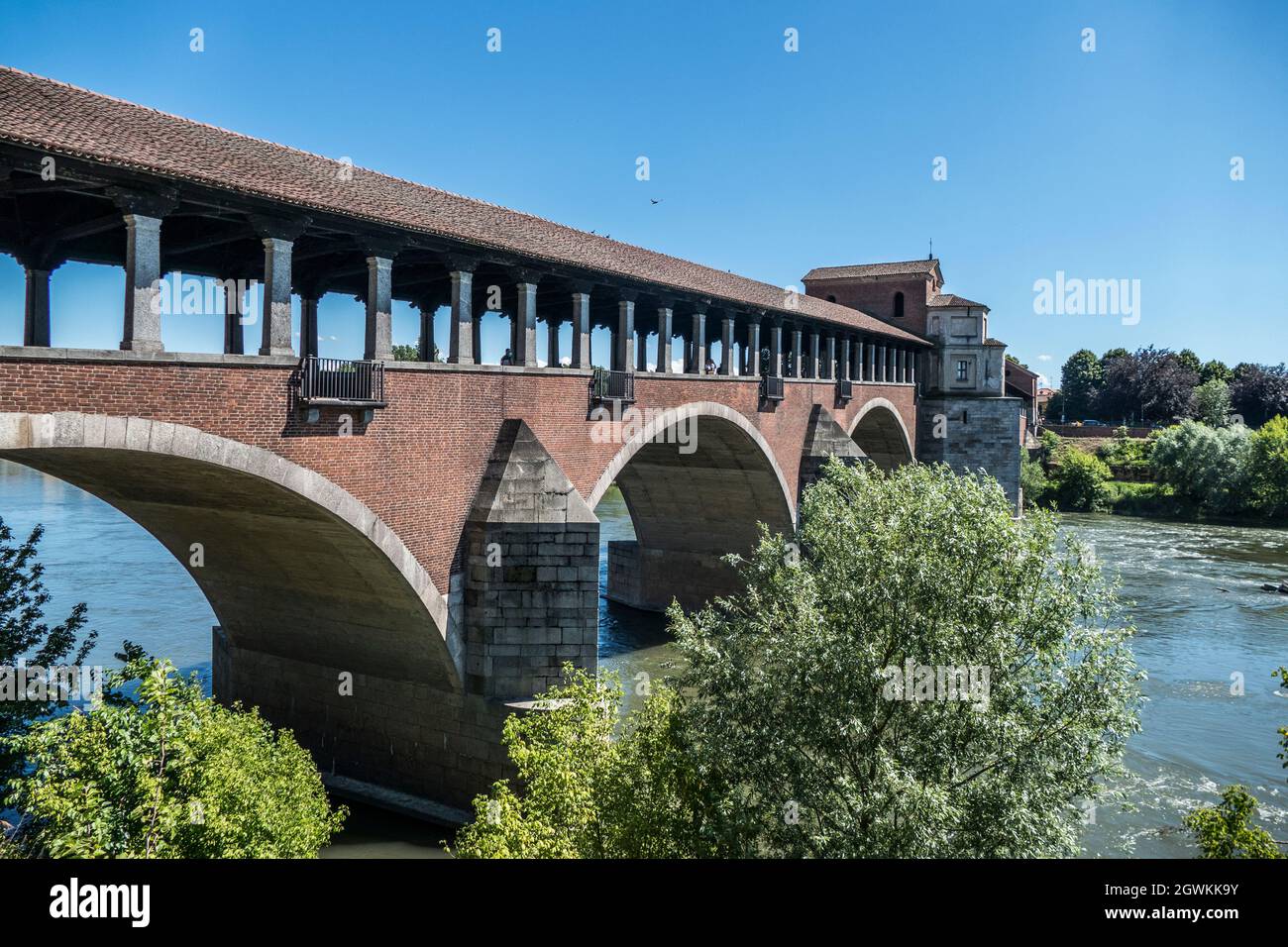 Bridge in red hi-res stock photography and images - Alamy