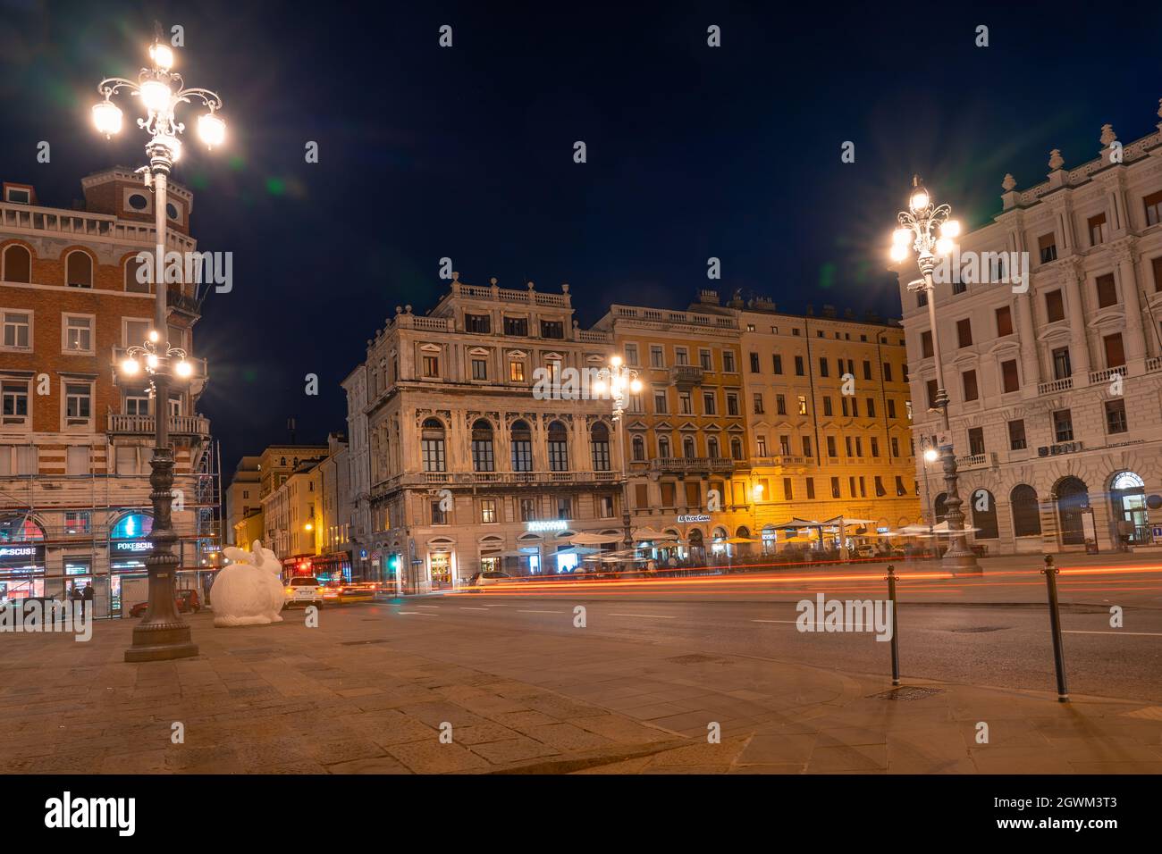 City nightlife hi-res stock photography and images - Alamy