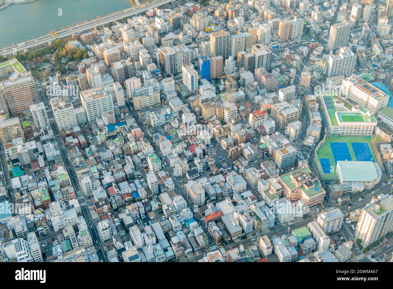 Street with large buildings in tokyo hi-res stock photography and ...
