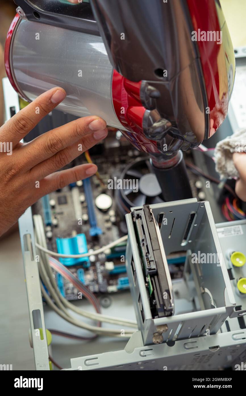 Computer chip cleaning hi-res stock photography and images - Alamy