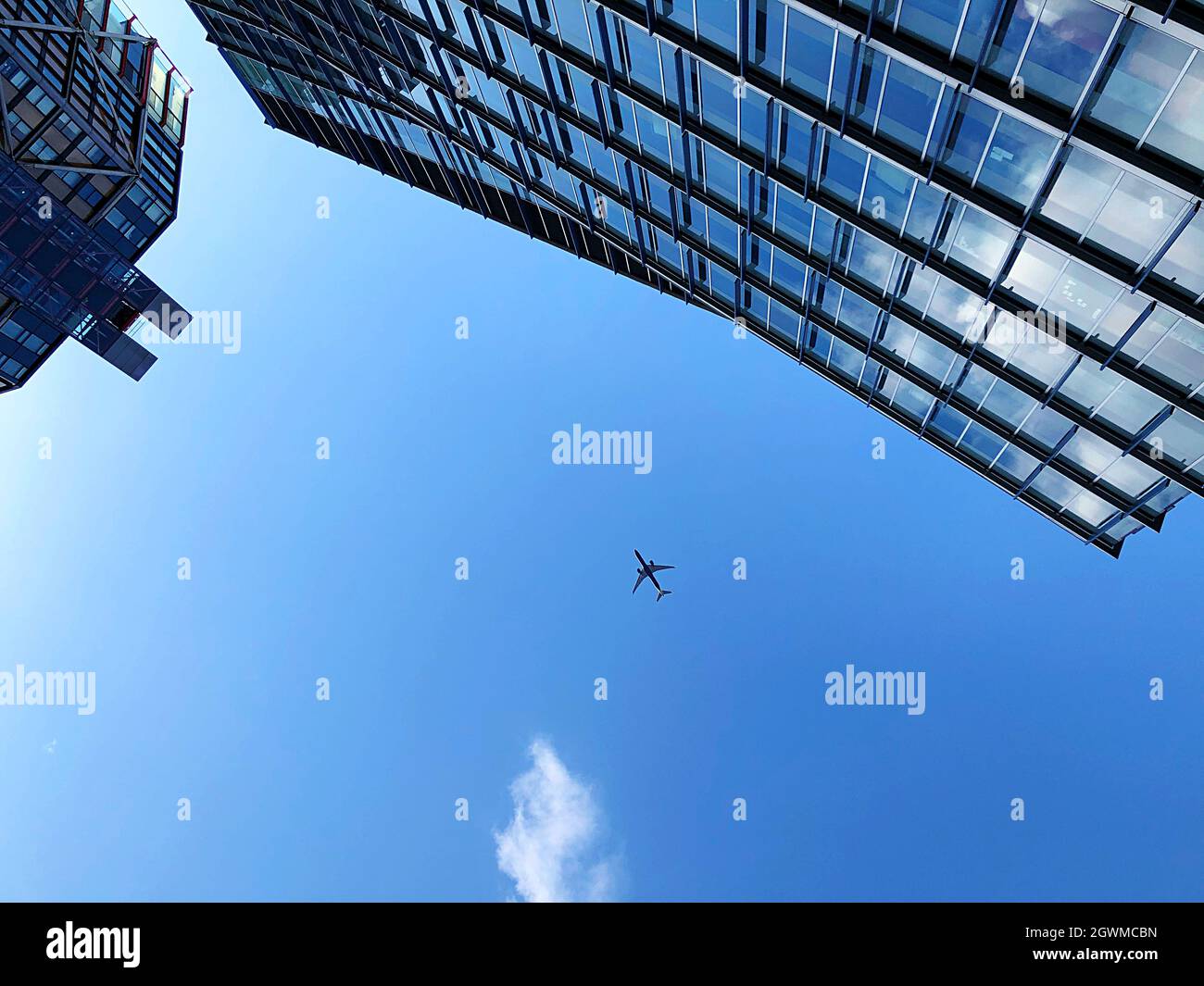 Airplane between buildings hi-res stock photography and images - Alamy
