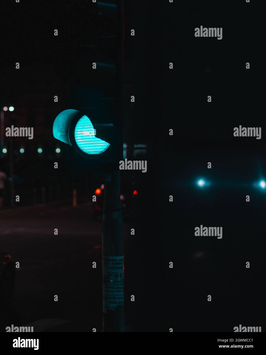 A green light on a traffic light at night Stock Photo - Alamy