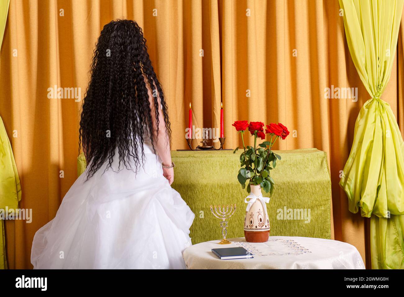 Crying bride wedding dress hi-res stock photography and images - Alamy