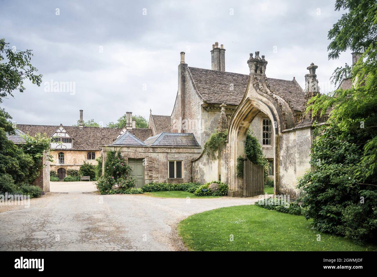 Entrance lacock abbey hi-res stock photography and images - Alamy