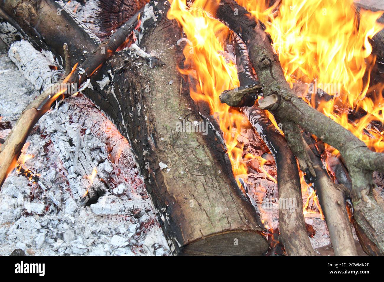 Wood on fire in a fire pit Stock Photo - Alamy