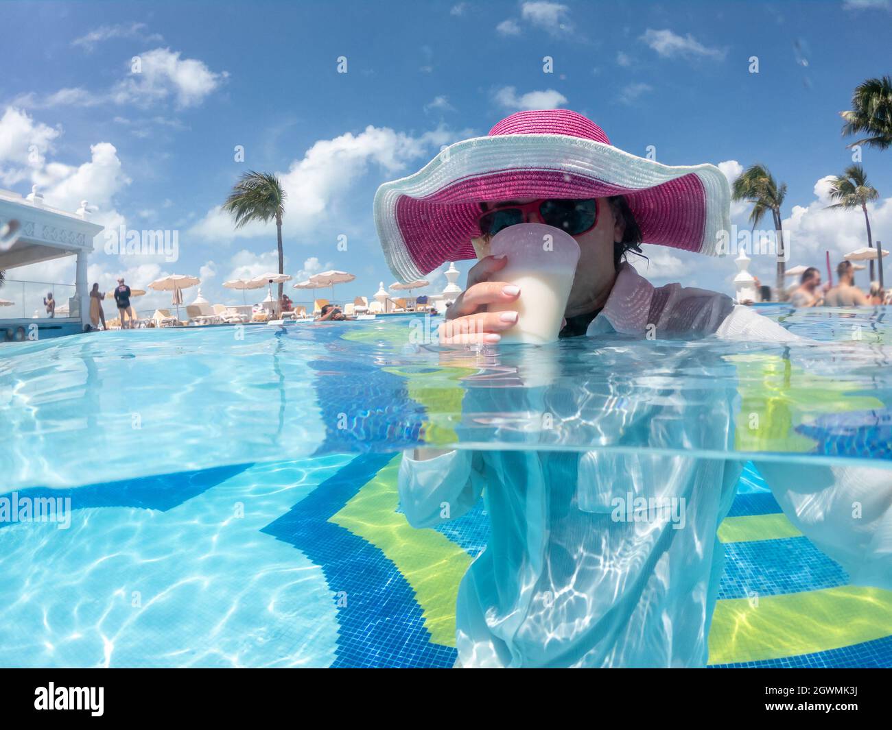 Woman wearing hat in pool hi-res stock photography and images - Alamy