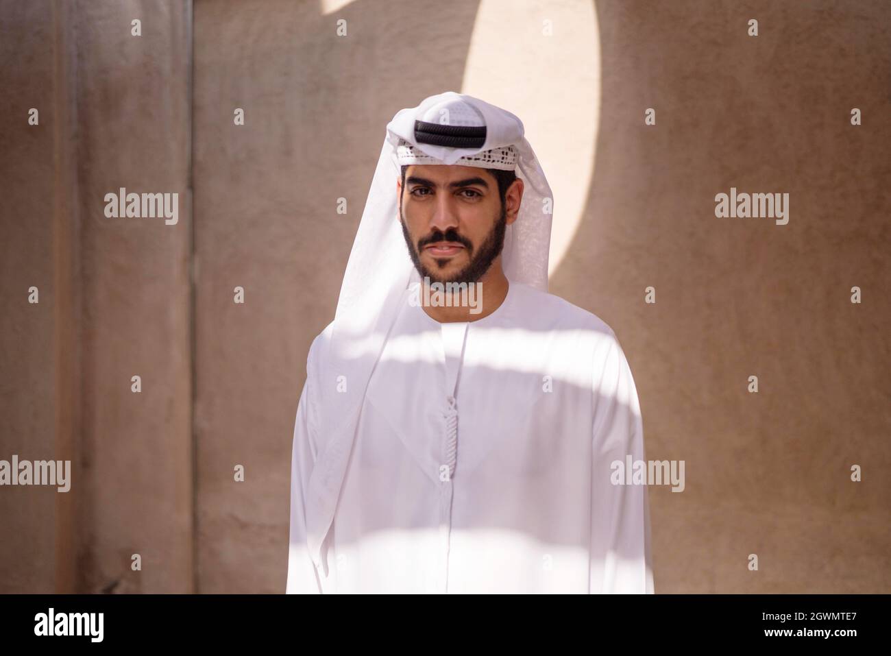 Saudi man dishdash hi-res stock photography and images - Alamy