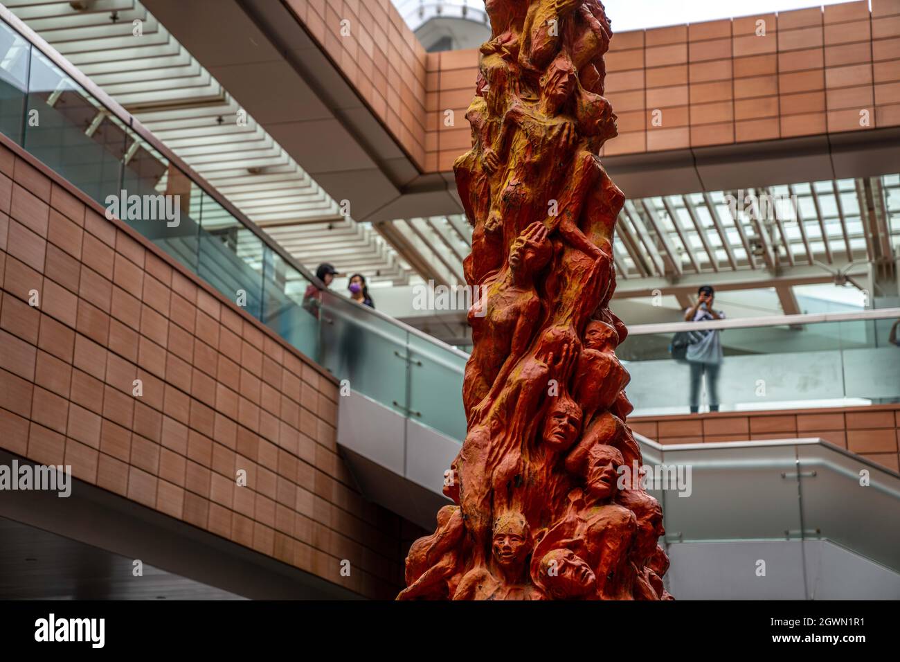 Hong Kong. 3rd Oct, 2021. Students look at the Pillar of Shame from the ...