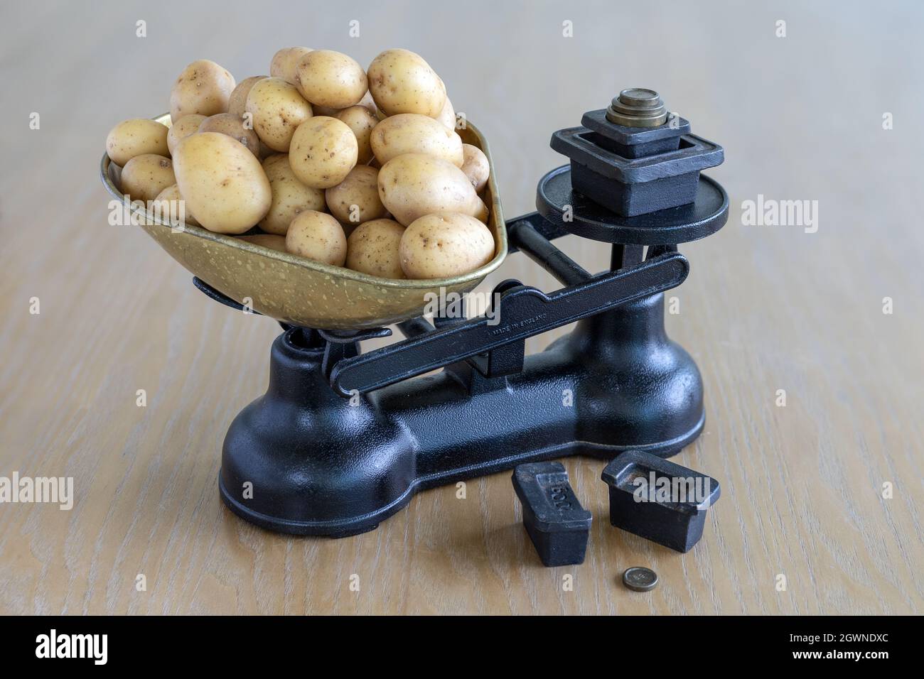 Retro scales hi-res stock photography and images - Alamy