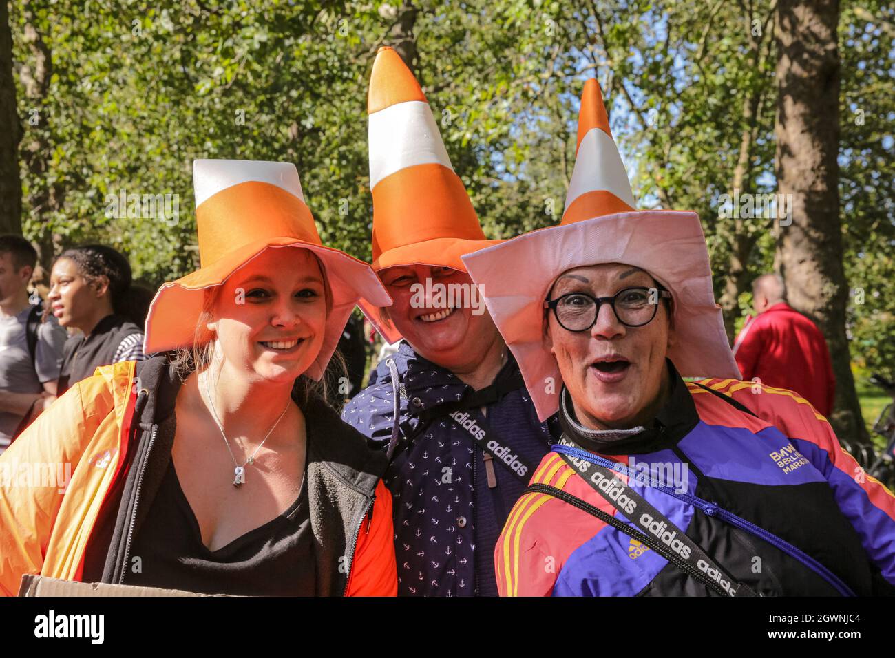 London marathon spectators hi-res stock photography and images - Alamy
