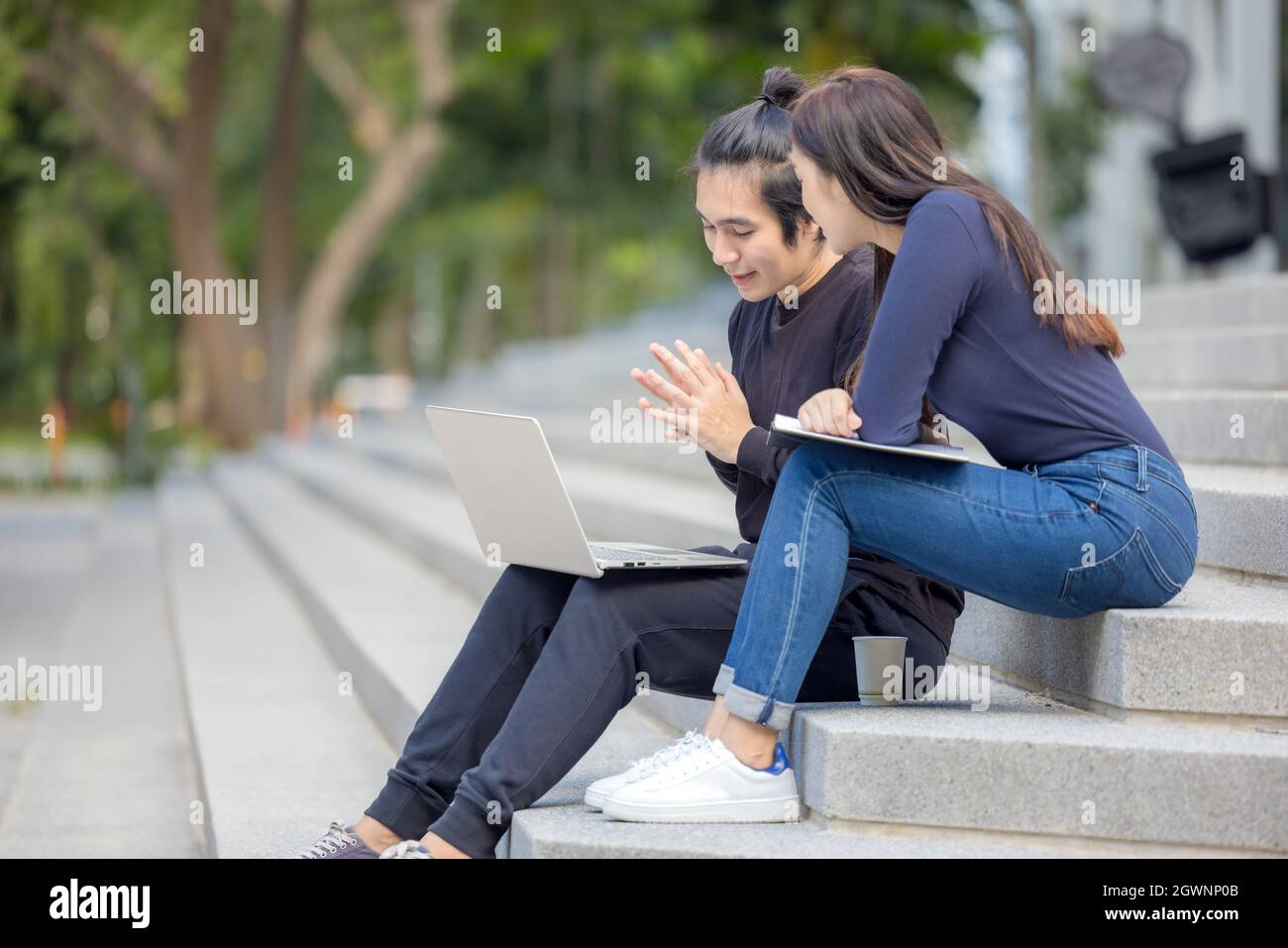 Students sitting down on stairs hi-res stock photography and images - Alamy