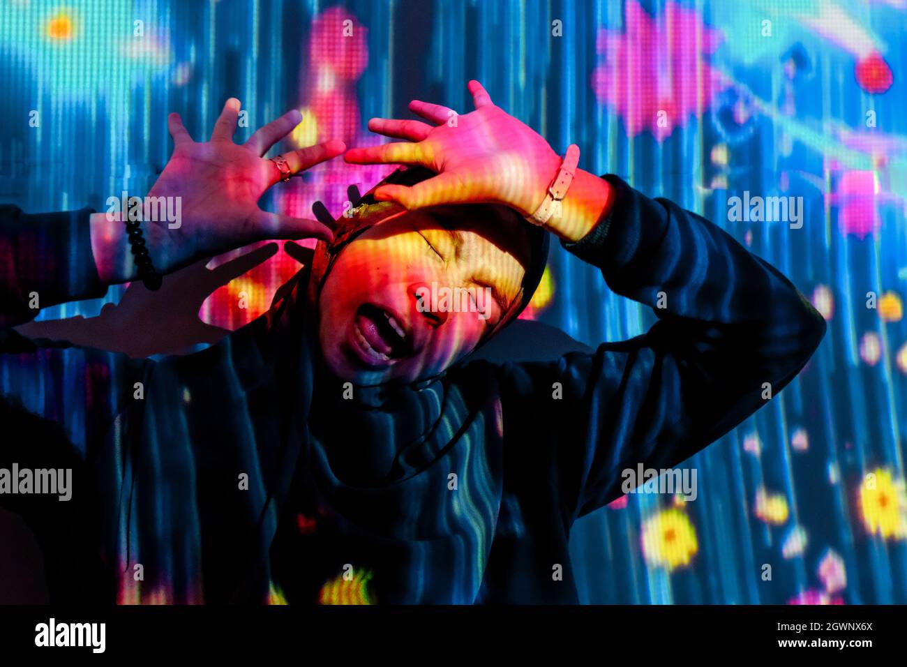 Woman dancing eyes closed nightclub hi-res stock photography and images ...
