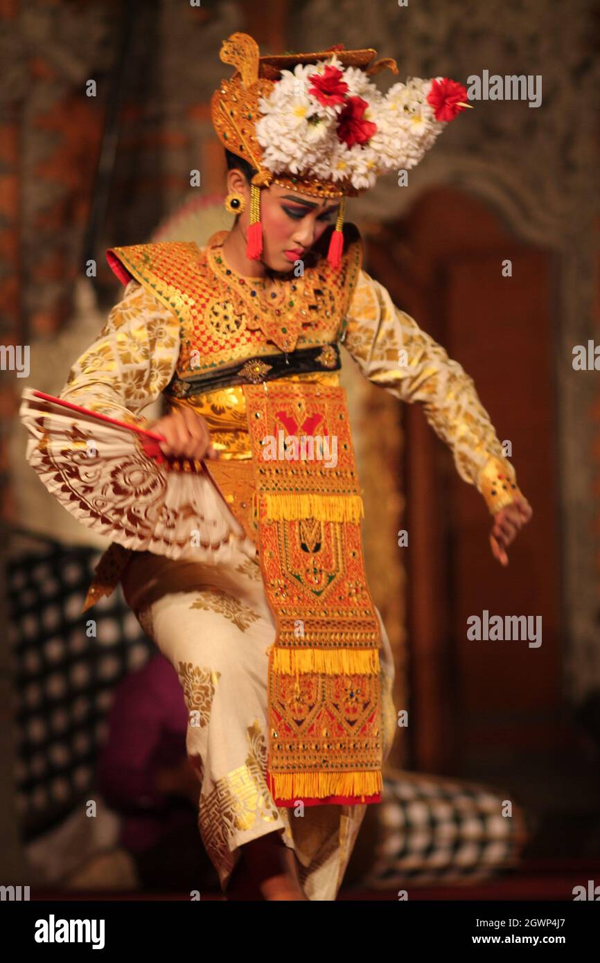 Three quarter length performance art hi-res stock photography and ...