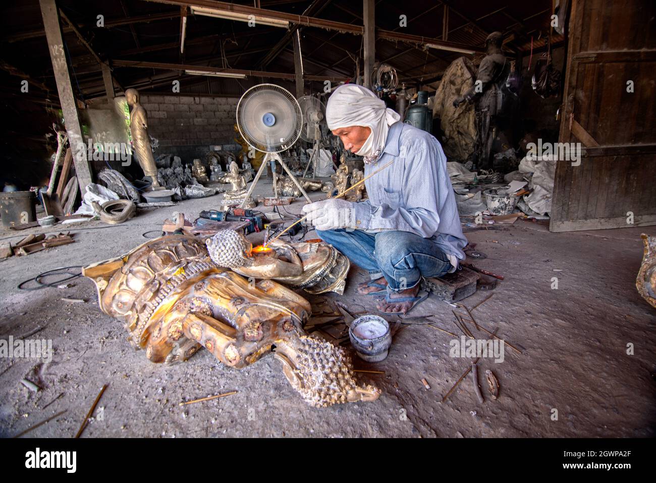 Miniature love statue hi-res stock photography and images - Alamy