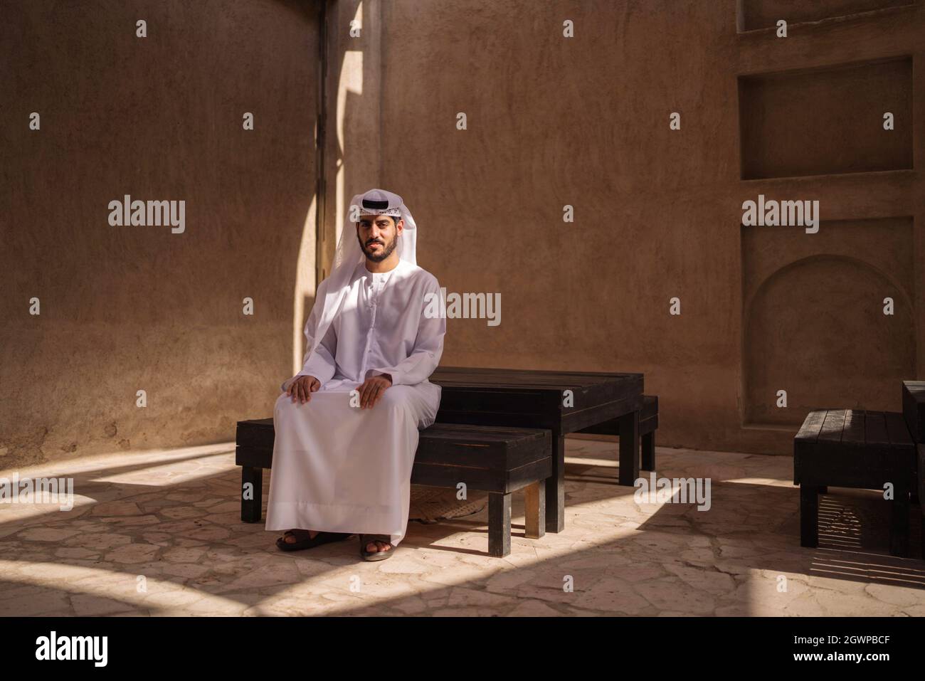 Saudi man dishdash hi-res stock photography and images - Alamy