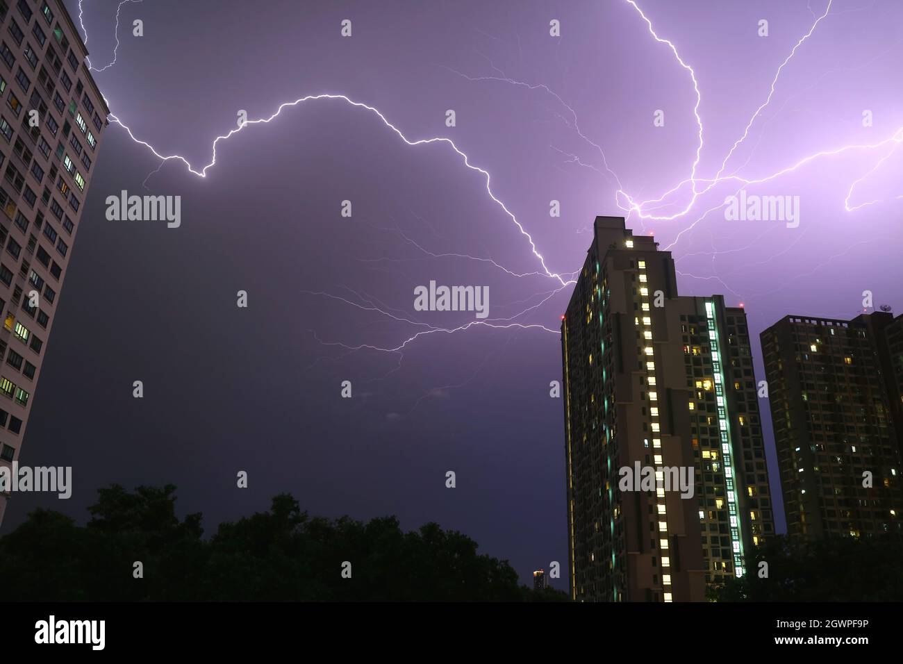 Real lightning hi-res stock photography and images - Alamy
