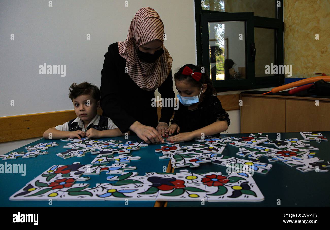 Palestinian mother children hi-res stock photography and images - Alamy