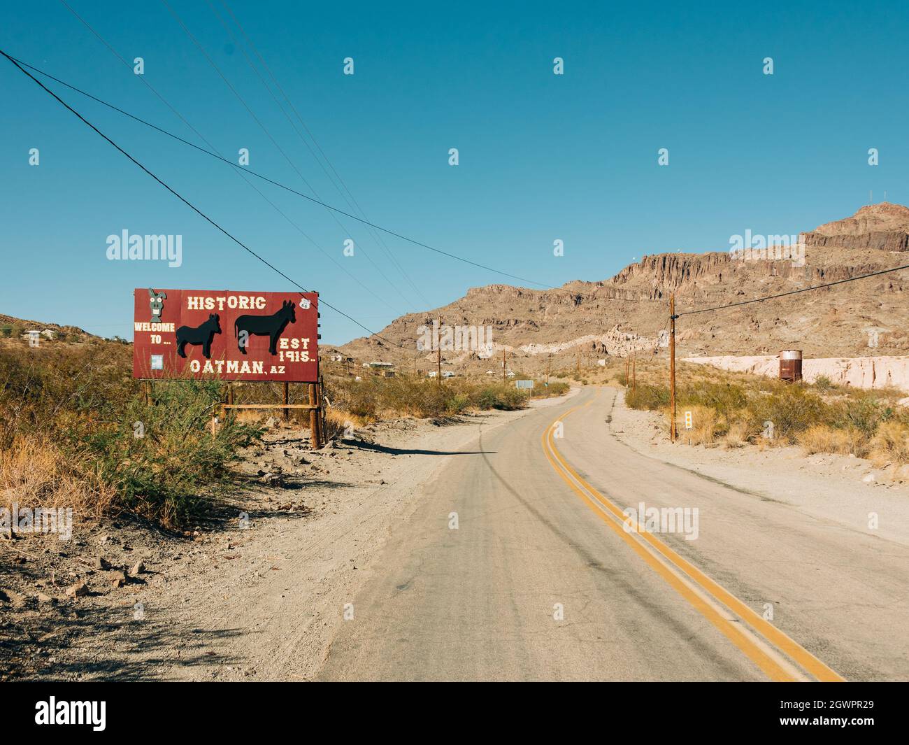 Route 66 and Welcome to Oatman sign in Arizona Stock Photo - Alamy