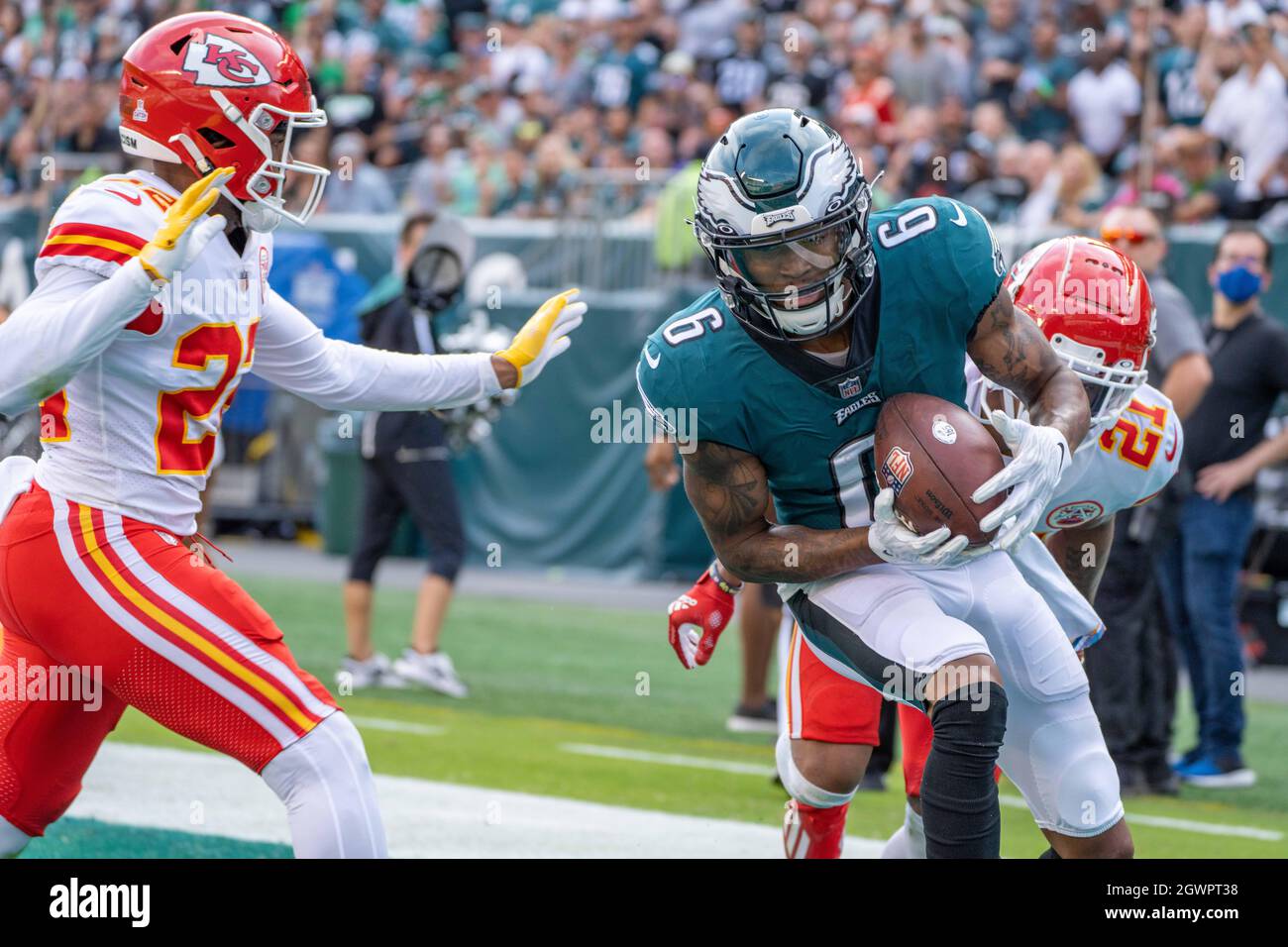 Philadelphia, Pennsylvania, USA. 3rd Oct, 2021. Eagles wide receiver DEVONTA SMITH, #6, appears ...