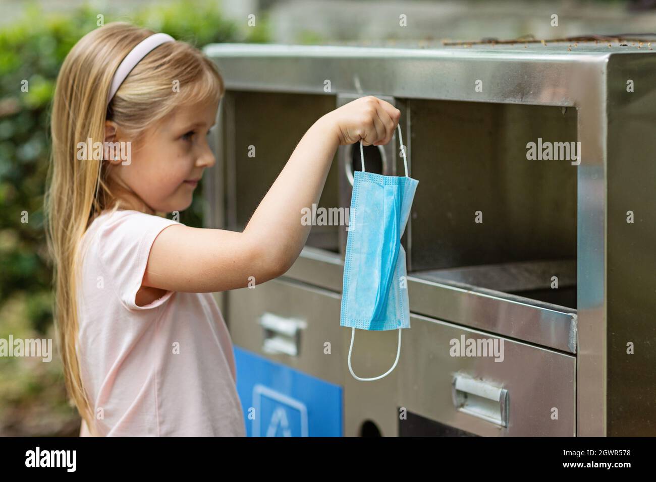 Surgical equipment dustbin hi-res stock photography and images - Alamy