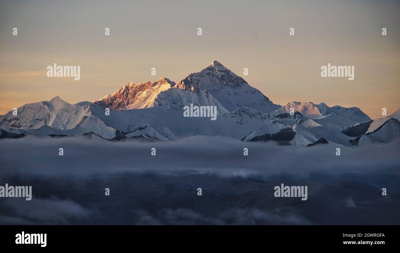 Mount everest summit sunrise hi-res stock photography and images - Alamy