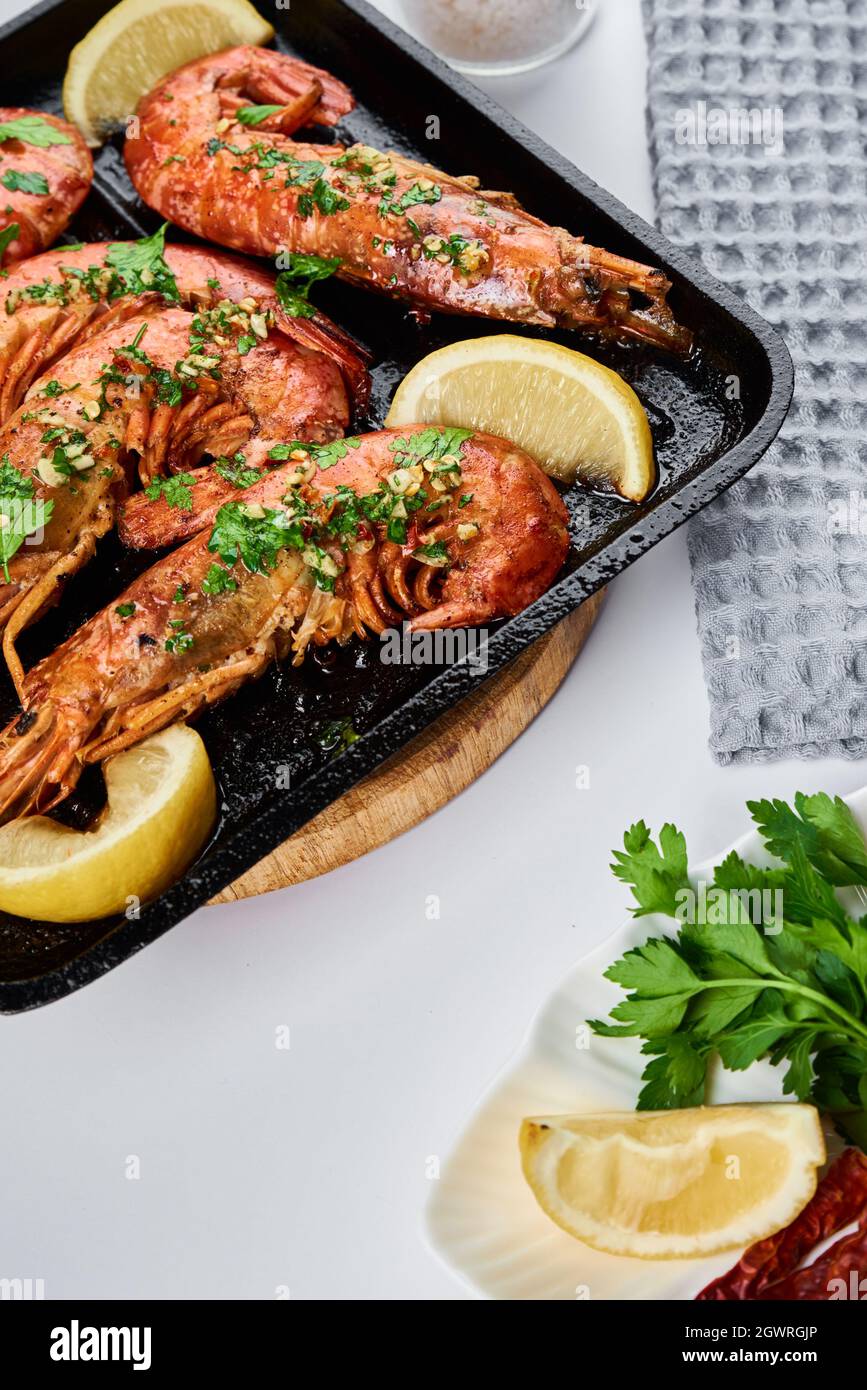Queen prawns hi-res stock photography and images - Alamy