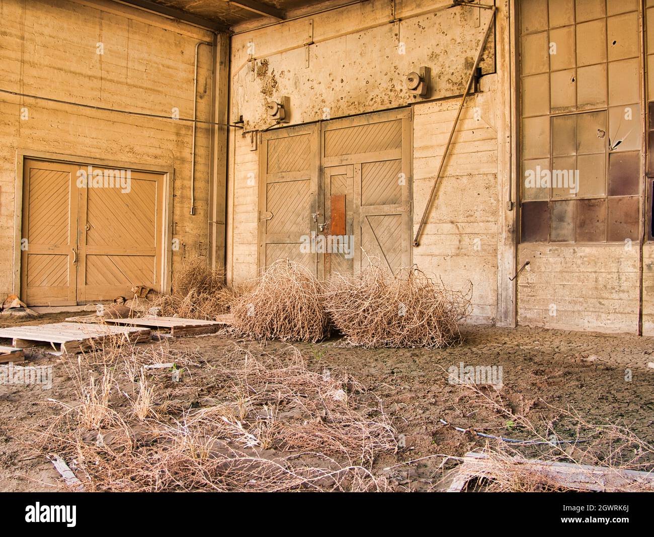 The inside of an old abandoned building Stock Photo - Alamy