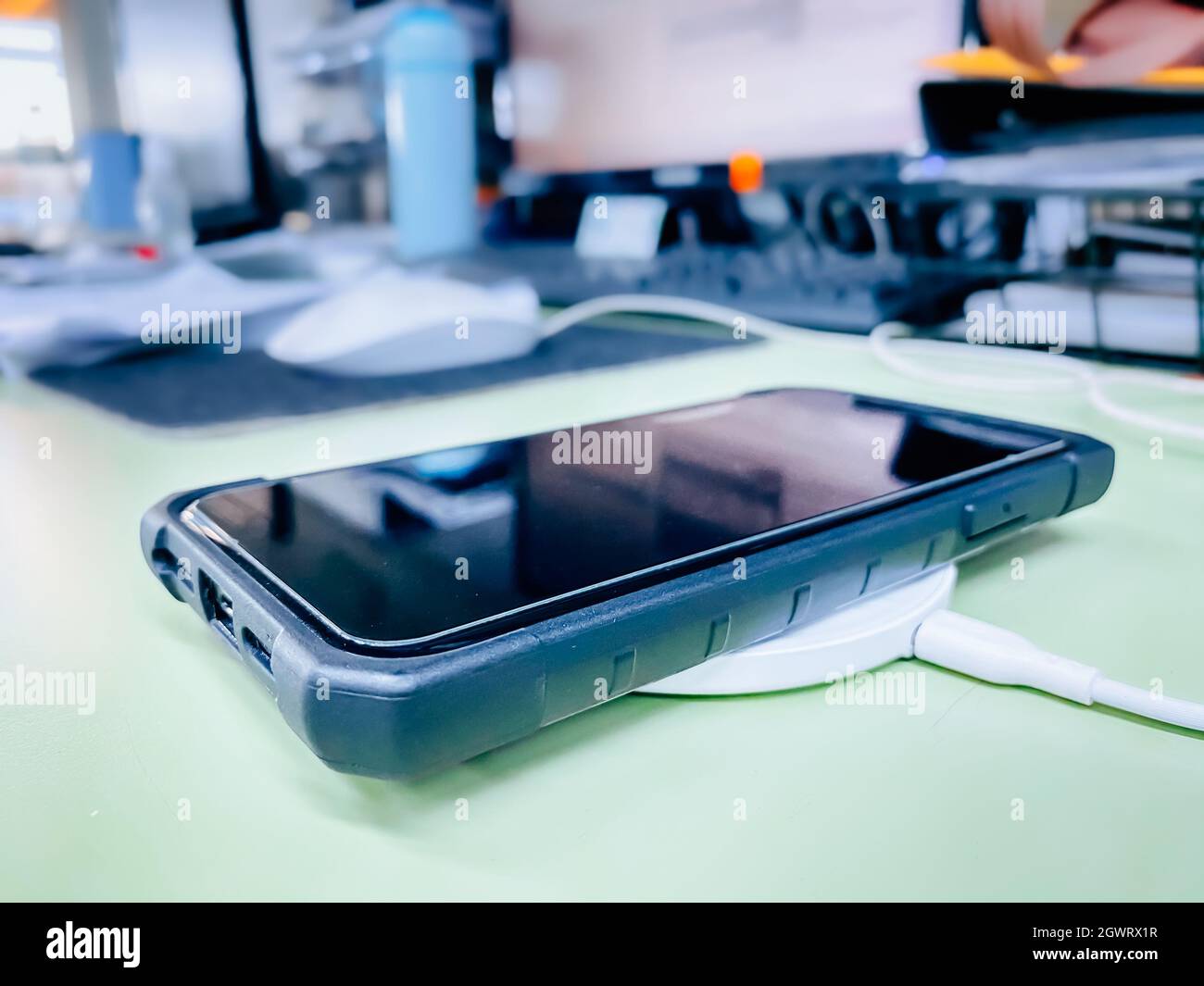 Induction charging technology hi-res stock photography and images - Alamy