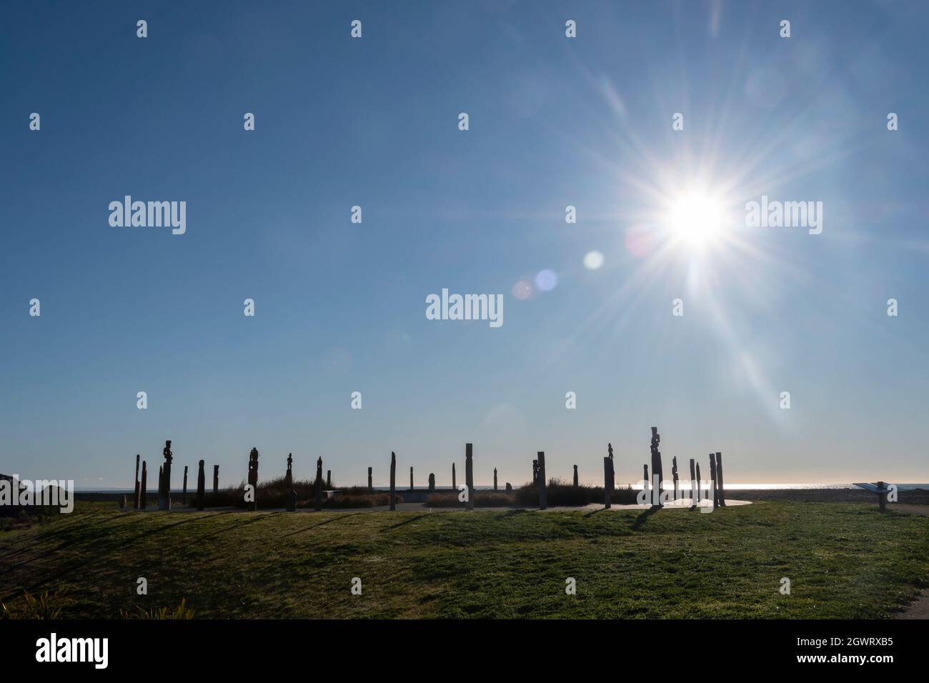 Carved, Maori figures at "Atea a Rangi" star compass, Waitangi Regional ...