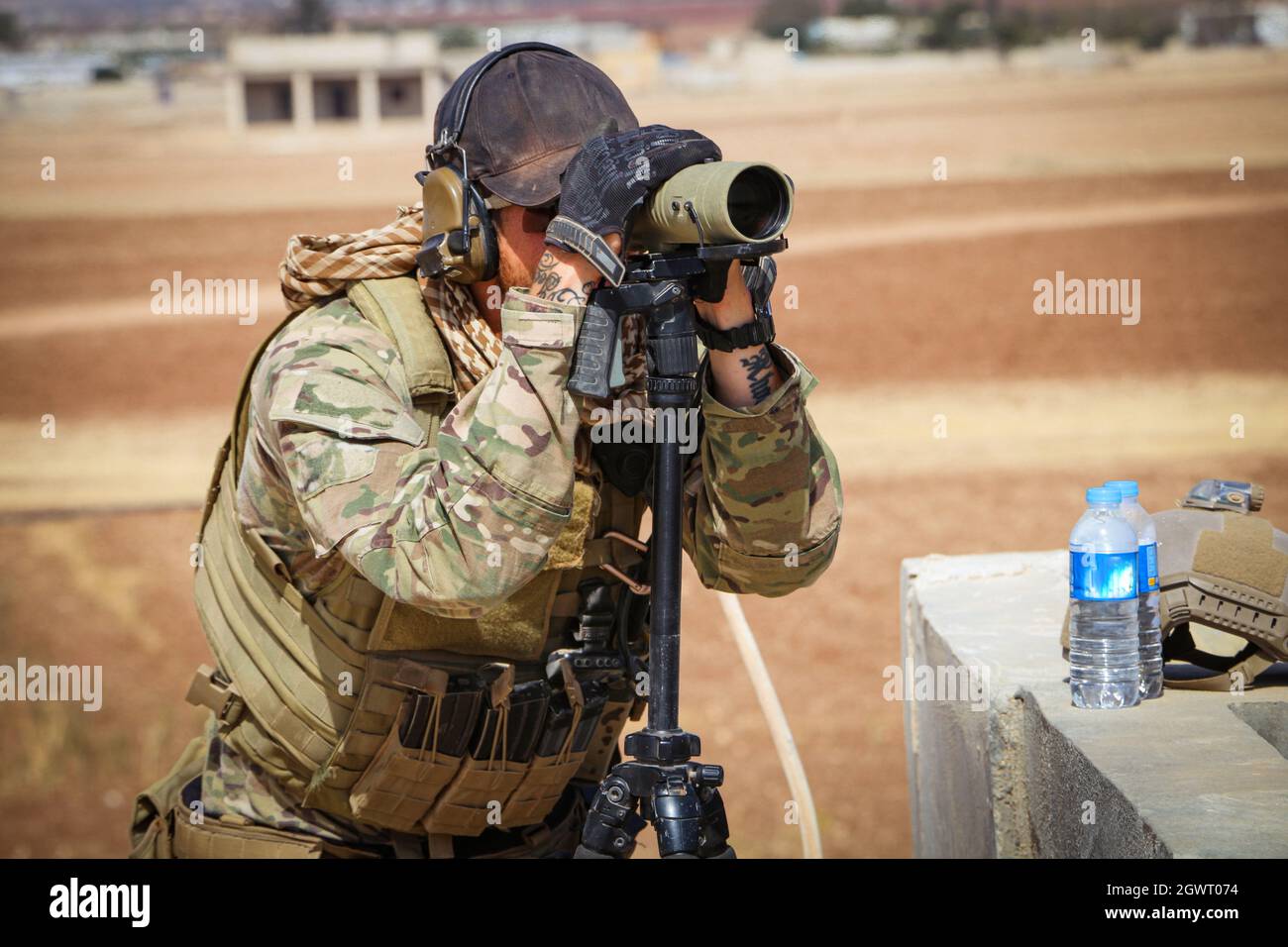 Soldier looking through binoculars hi-res stock photography and images ...