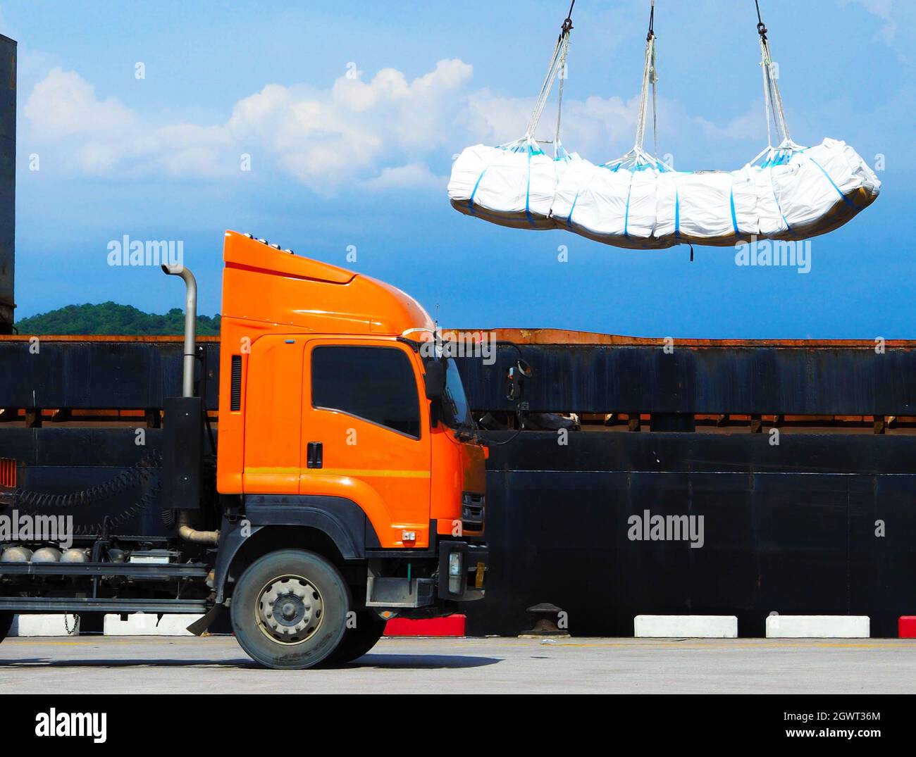 Cargo vessel unloading cargo sugar hi-res stock photography and images ...