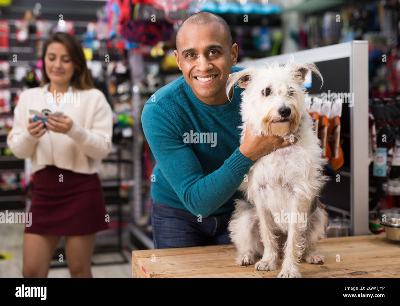 Portrait of man with beloved dog in pet shop Stock Photo - Alamy