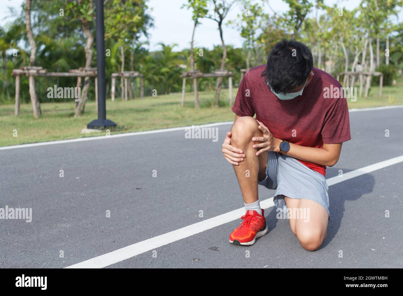Men thigh pain hi-res stock photography and images - Alamy