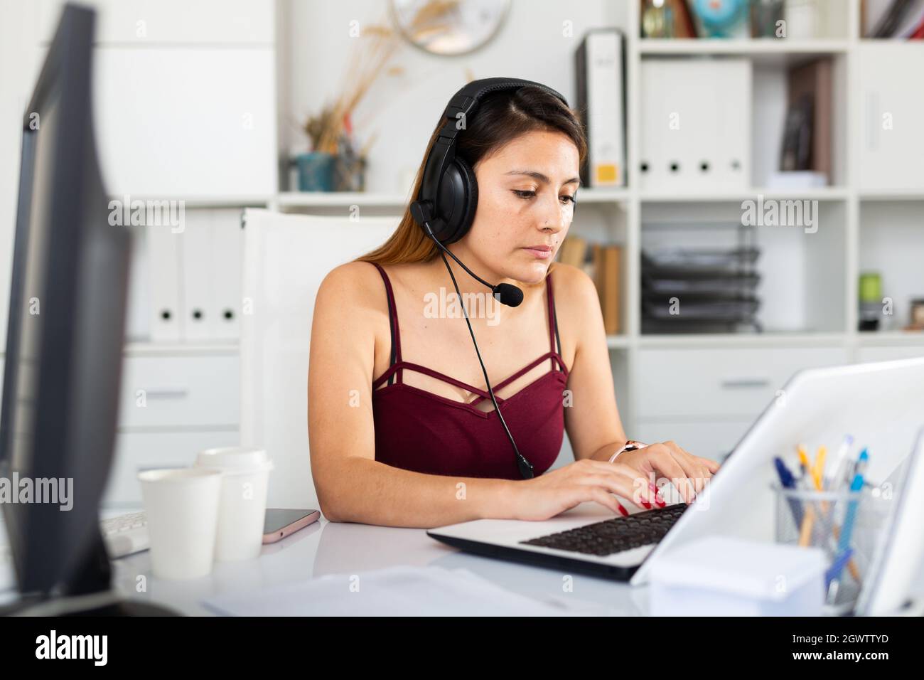 Helpline operator hi-res stock photography and images - Alamy