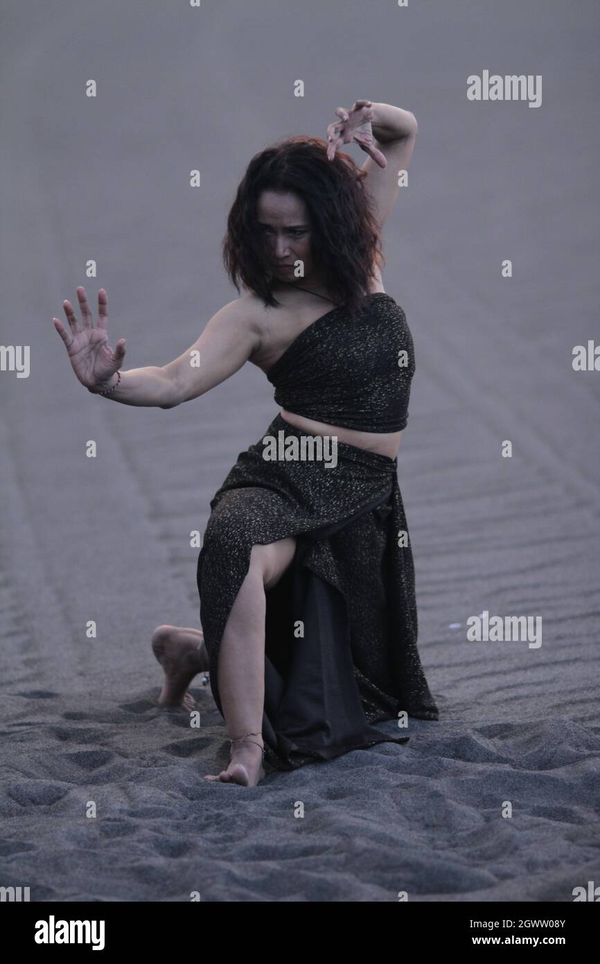 Perform art hi-res stock photography and images - Alamy