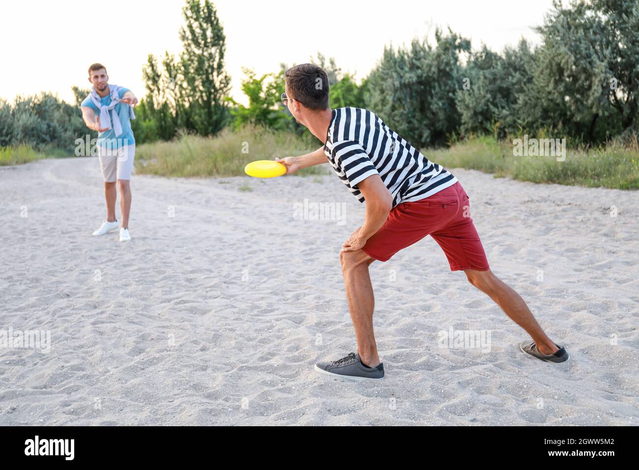 Ultimate frisbee beach hi-res stock photography and images - Alamy
