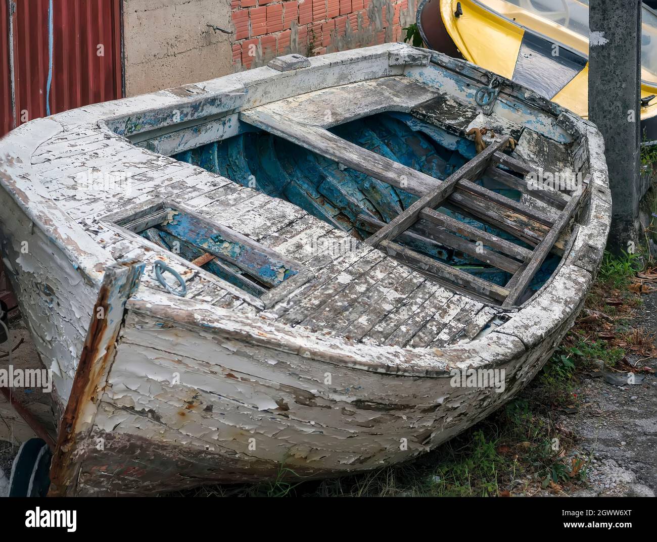 Rundown old rowboat hi-res stock photography and images - Alamy