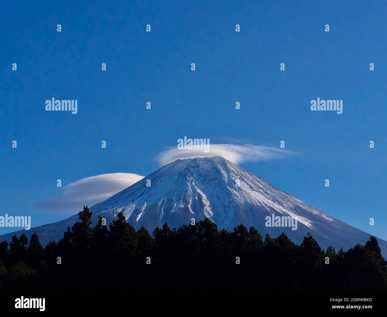 Lenticular clouds mount fuji hi-res stock photography and images - Alamy