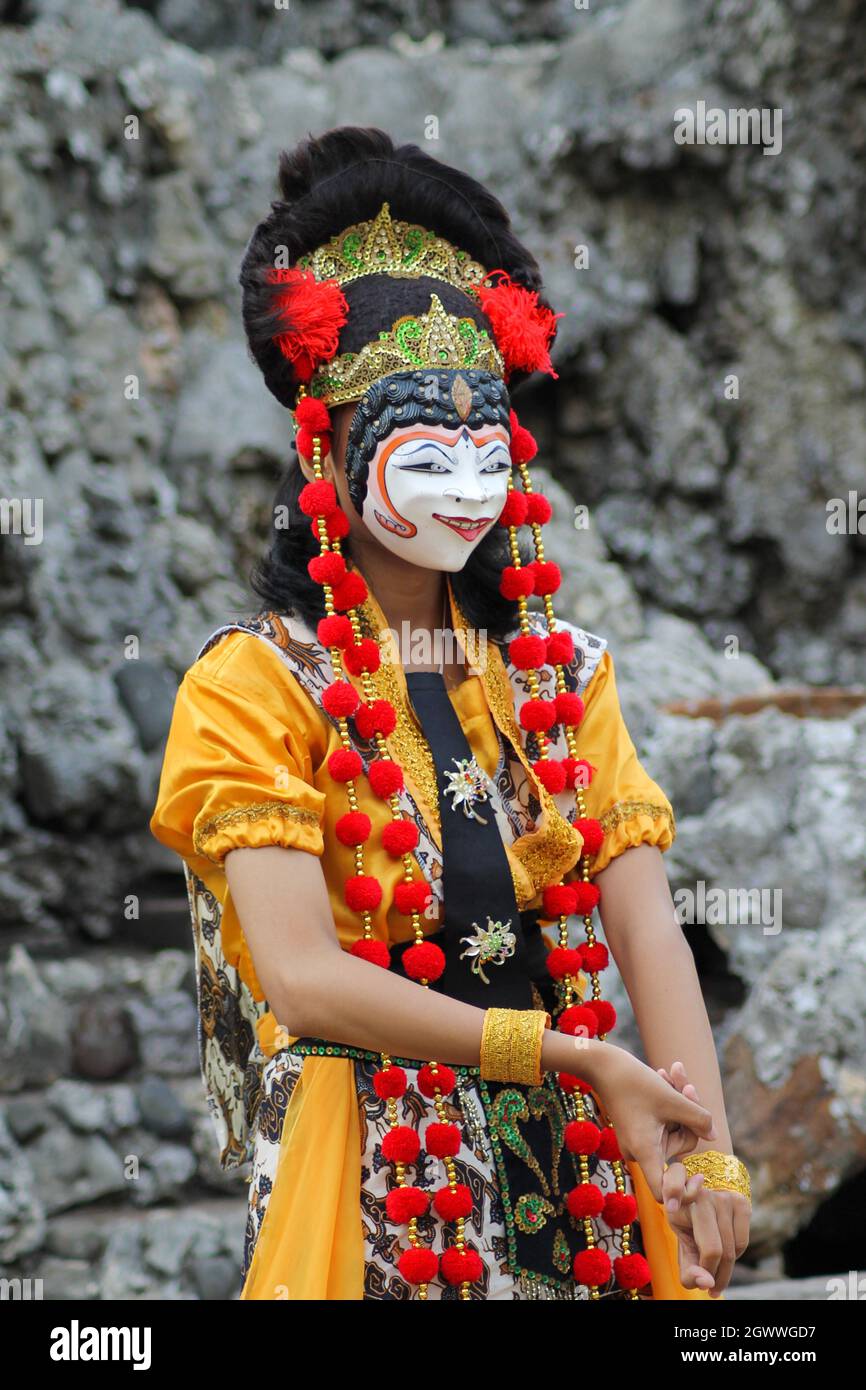Traditional dance of west java hi-res stock photography and images - Alamy