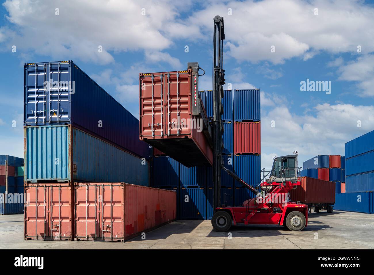 Storage containers room construction hi-res stock photography and ...