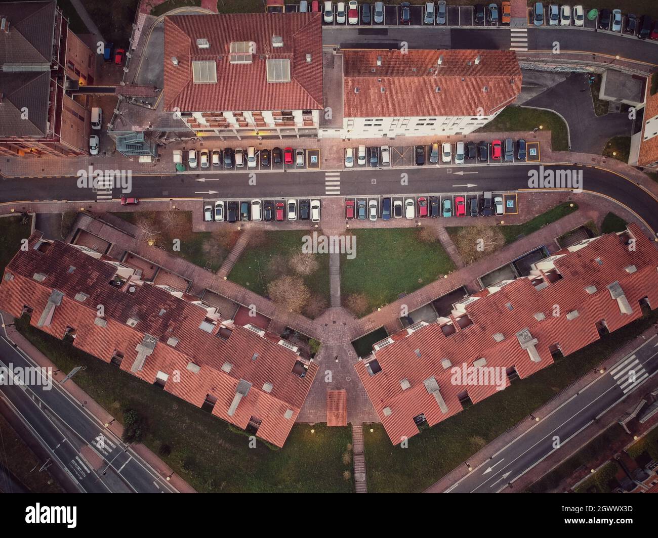 Average high street hi-res stock photography and images - Alamy