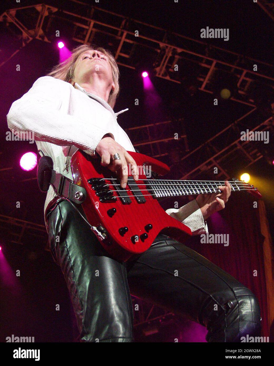 Tom hamilton aerosmith hi-res stock photography and images - Alamy