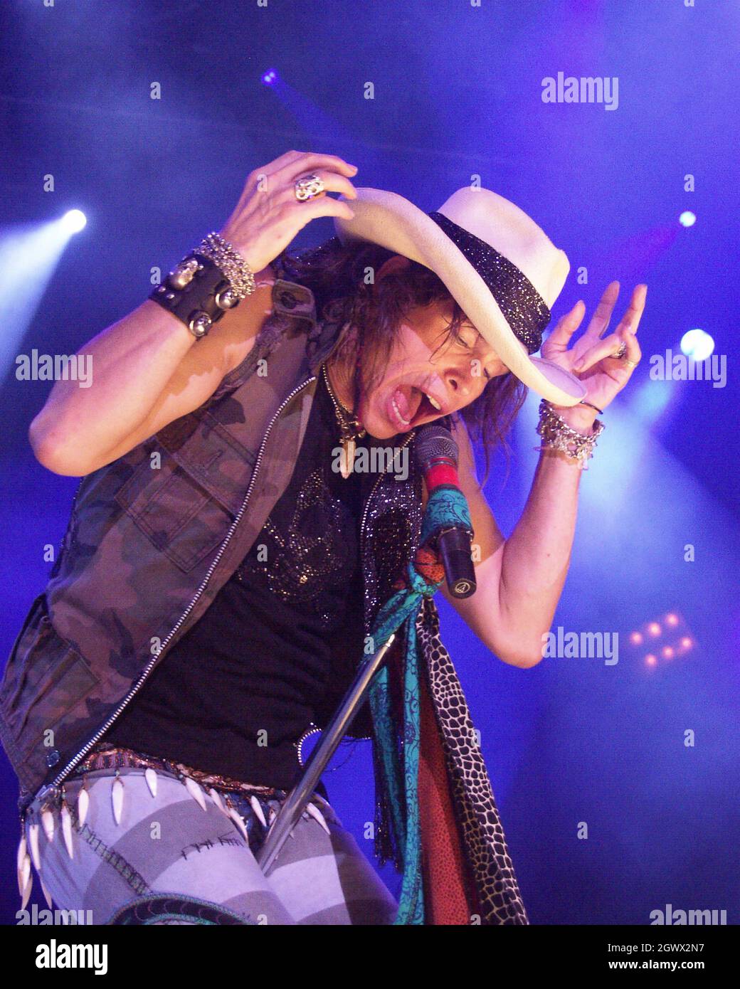 Aerosmith lead singer steven tyler hi-res stock photography and images ...