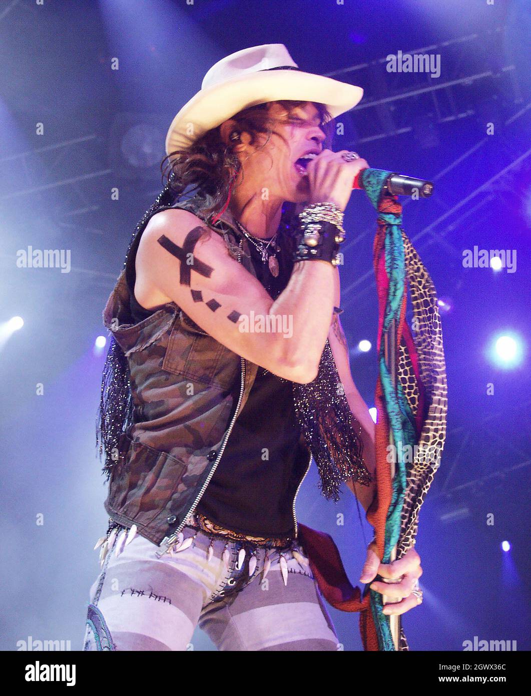 Aerosmith lead singer steven tyler hi-res stock photography and images ...