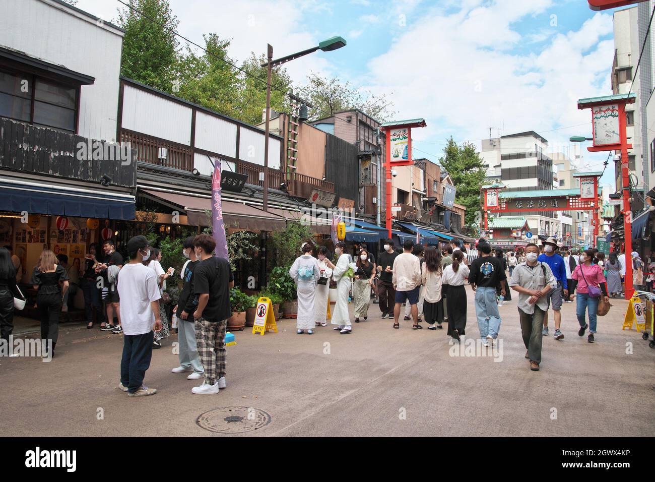 Peoples are seen wearing face masks walk at the Nakamise shopping ...