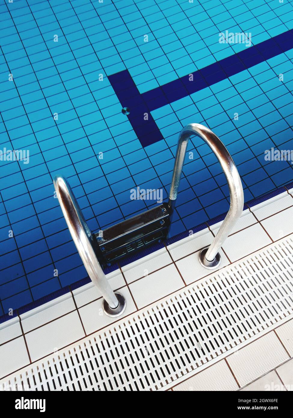 Dive swimming pool hi-res stock photography and images - Alamy