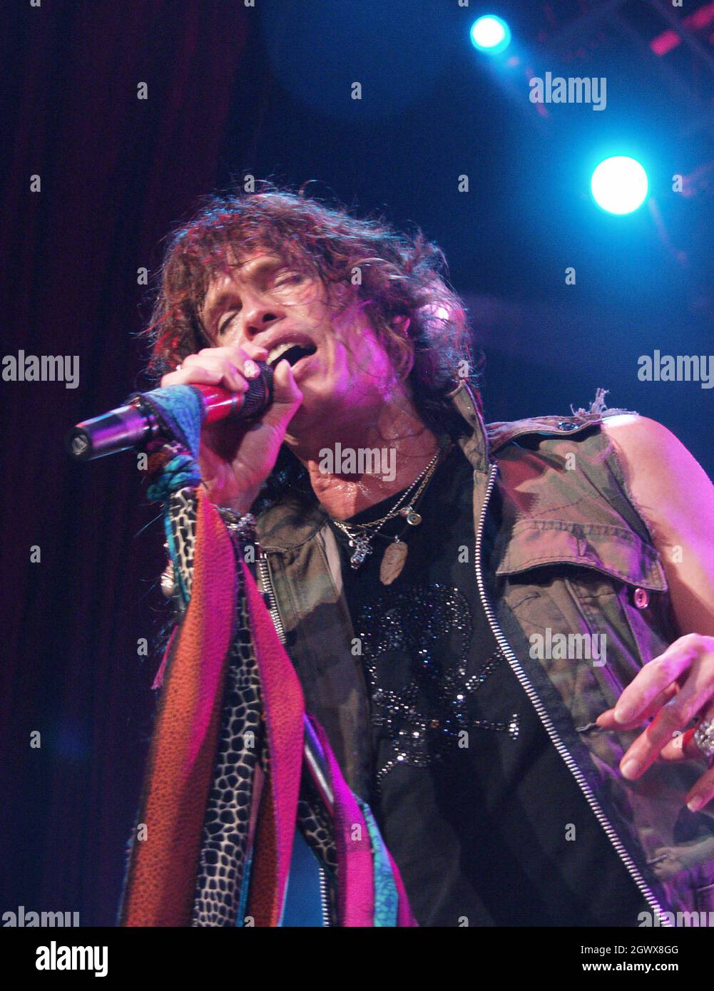 Aerosmith lead singer steven tyler hi-res stock photography and images ...