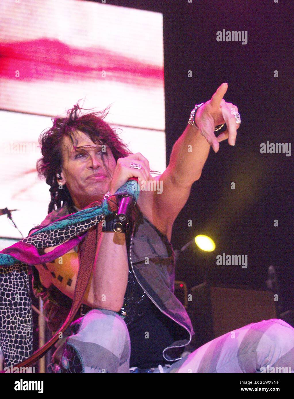 Aerosmith lead singer steven tyler hi-res stock photography and images ...
