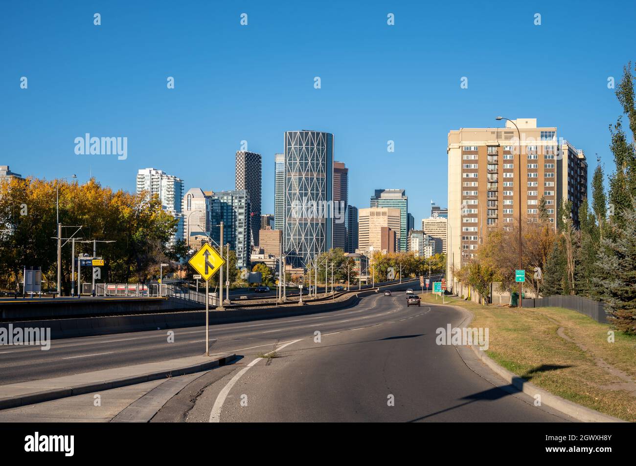 Calgary skyline from memorial drive hi-res stock photography and images ...