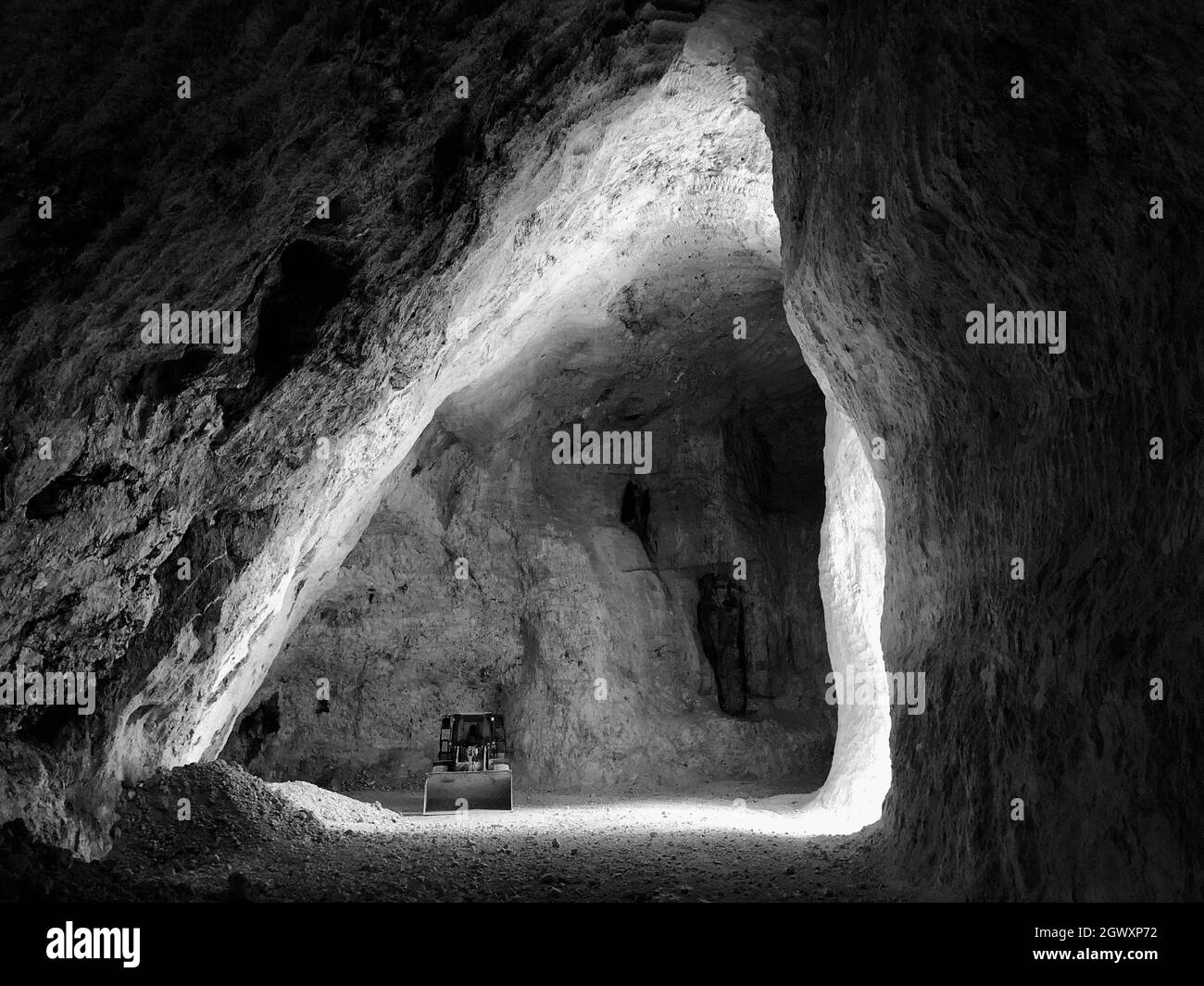 Black cave tunnel hi-res stock photography and images - Alamy